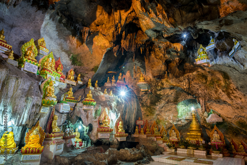 Pagoda and Buddha statues inside Pindaya caves, Pindaya, Myanmar Stock ...