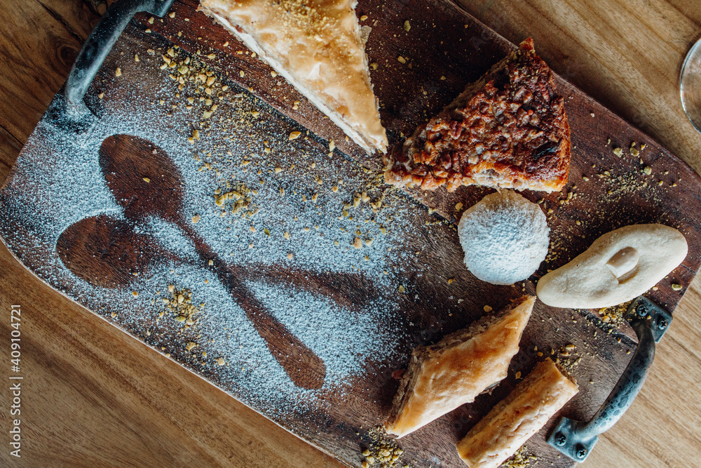 TABLA CON POSTRES Y TEXTURA DE AZUCAR CREATIVA Stock Photo | Adobe Stock