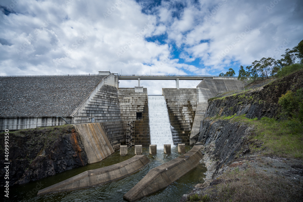 The Hinze Dam is a rock and earth-fill embankment dam with an un-gated ...