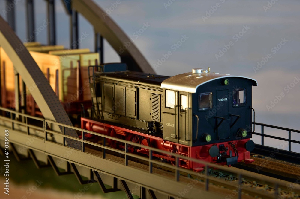 Modelleisenbahn auf einer Bogenbrücke, Modellbahn, Lokomotive, Brücke ...