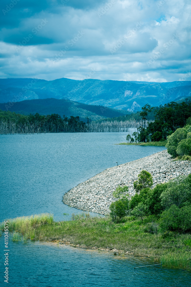 Foto de Stock The Hinze Dam is a rock and earth-fill embankment dam ...