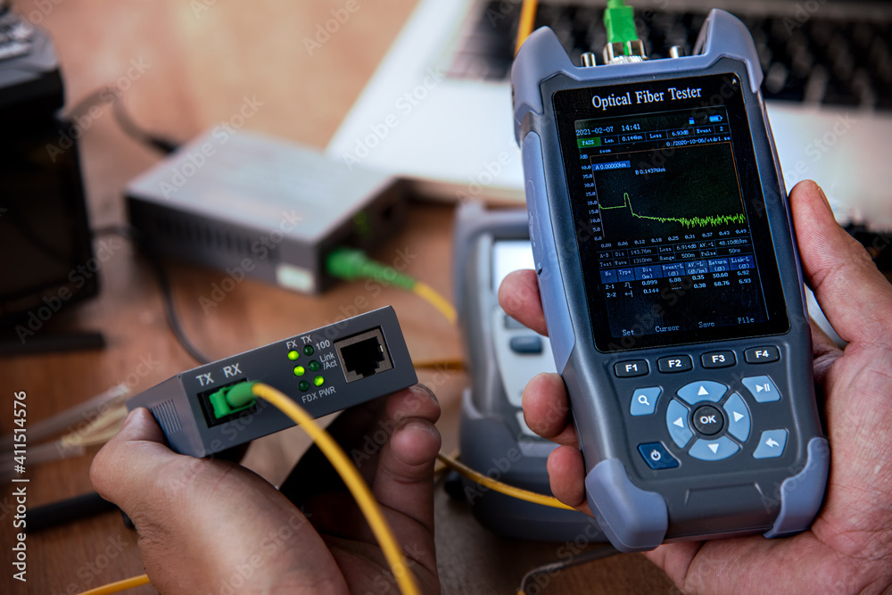 Engineer Test link loss after splice with OTDR tester, Test link to ...