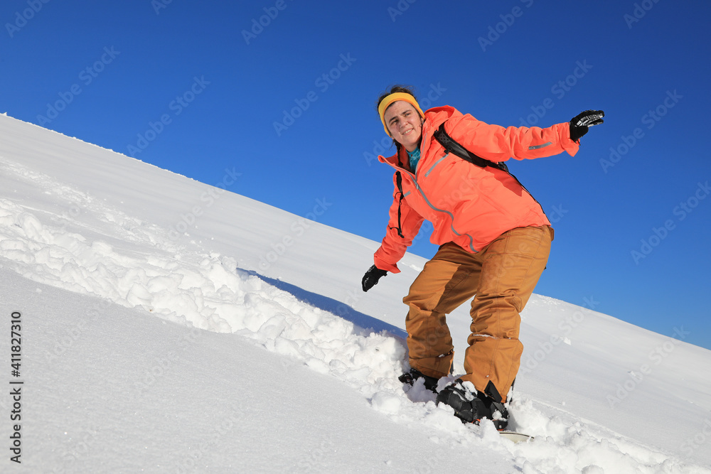 Chica snowboarder haciendo snowboard en la cima de la montaña país vasco legazpi 001282-as21 ...