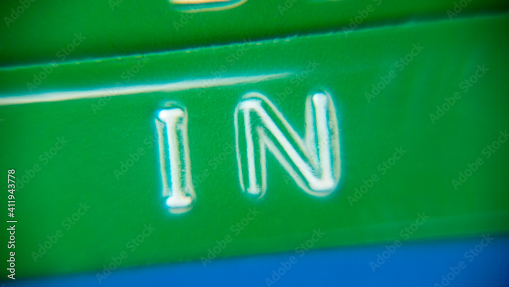 Rótulos de letras mayúsculas impresos en etiquetas de colores dymo ...