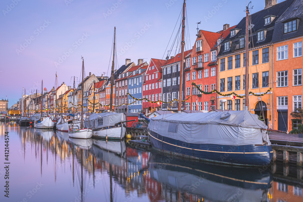 Sunrise or sunset pink and purple sky at the colourful waterfront ...