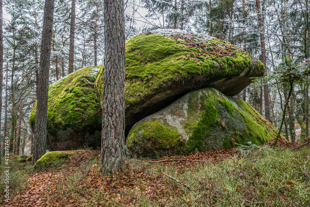 Alte verwitterte Megalith Granit Felsen Formation mit Höhle und ...