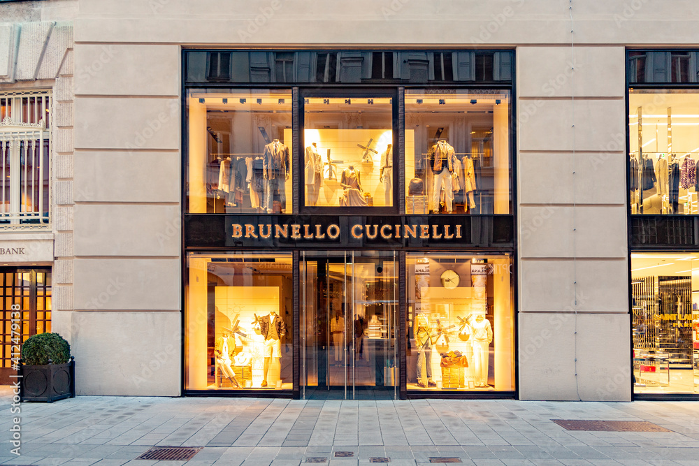 foreign tourists from european and arabic countries visit vienna to go ...