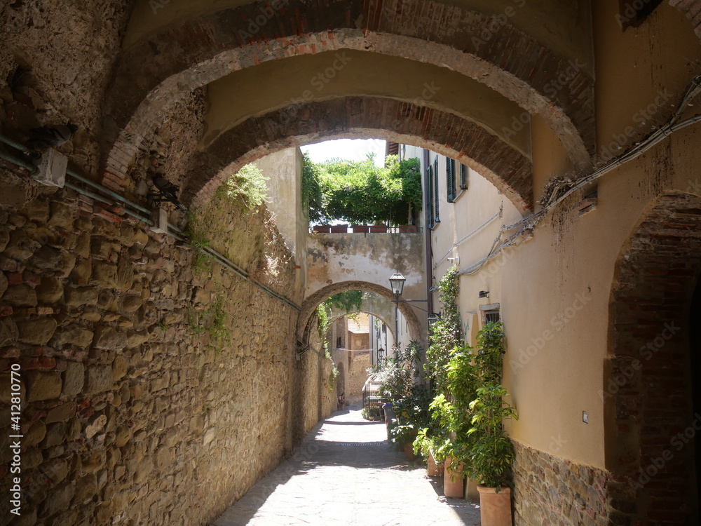 Foto de Stock Typical medieval street of Castiglione della Pescaia ...