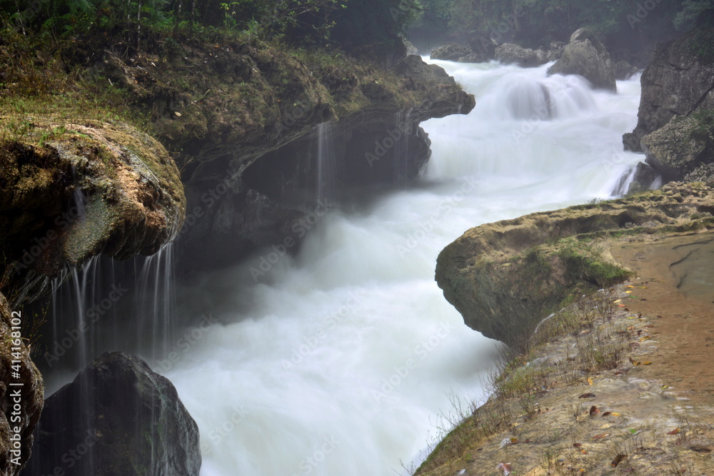 Paisajes de pozas escalonadas de agua, todas de color turquesa en el ...