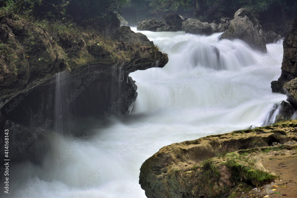 Paisajes de pozas escalonadas de agua, todas de color turquesa en el ...