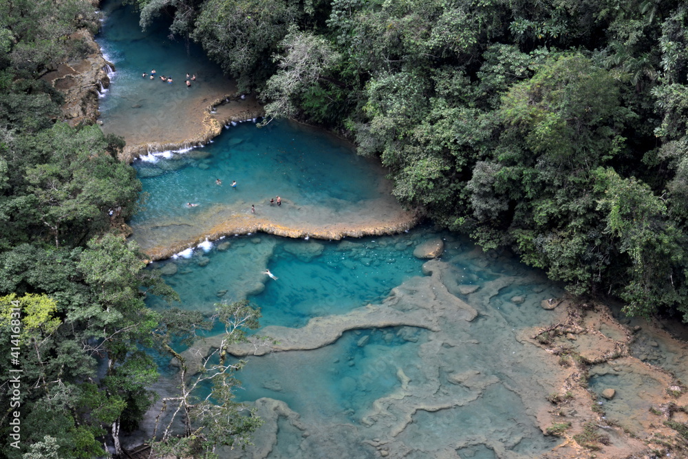 Paisajes de pozas escalonadas de agua, todas de color turquesa en el ...