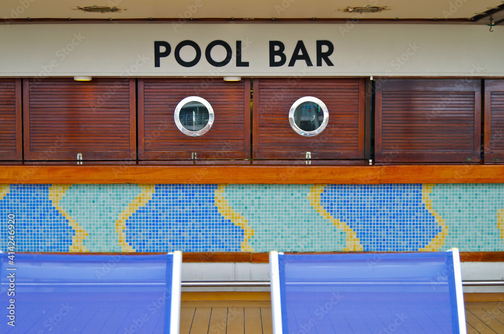 Stock-Foto „Pool bar counter and sun loungers deck chairs on outdoor ...