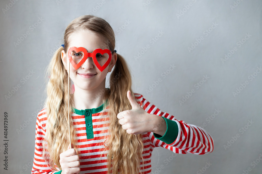 Foto de Stock Blonde smiling girl holds photo booth props hearts near ...
