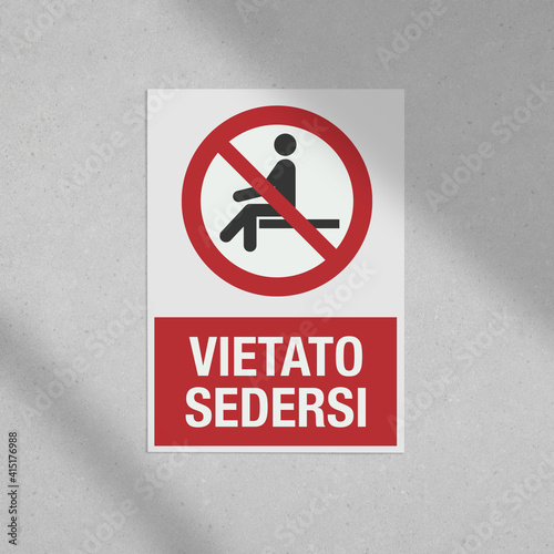 Cartello a muro vietato sedersi Stock Photo | Adobe Stock
