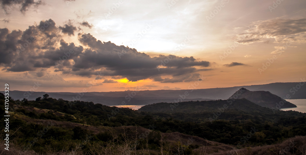 Foto dramatic photos of the worlds smallest volcano. The Taal volcano ...