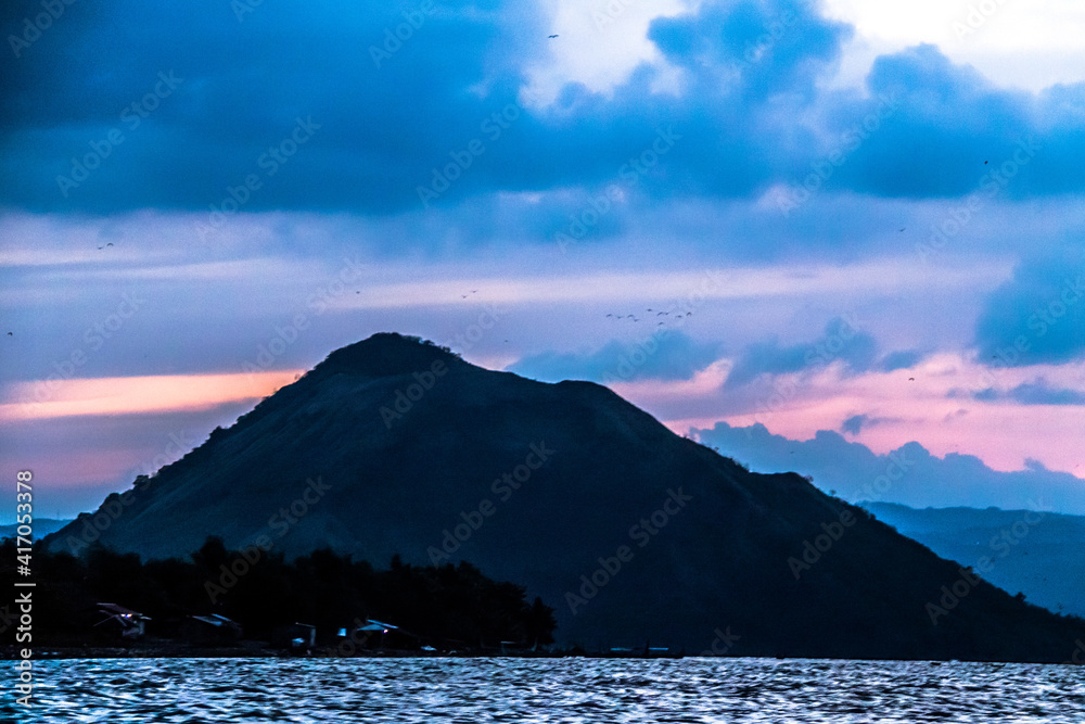 Foto dramatic photos of the worlds smallest volcano. The Taal volcano ...