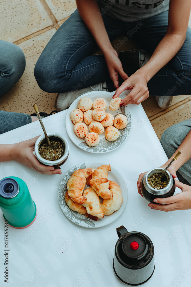 Foto de Stock Tomando mate con amigos | Adobe Stock
