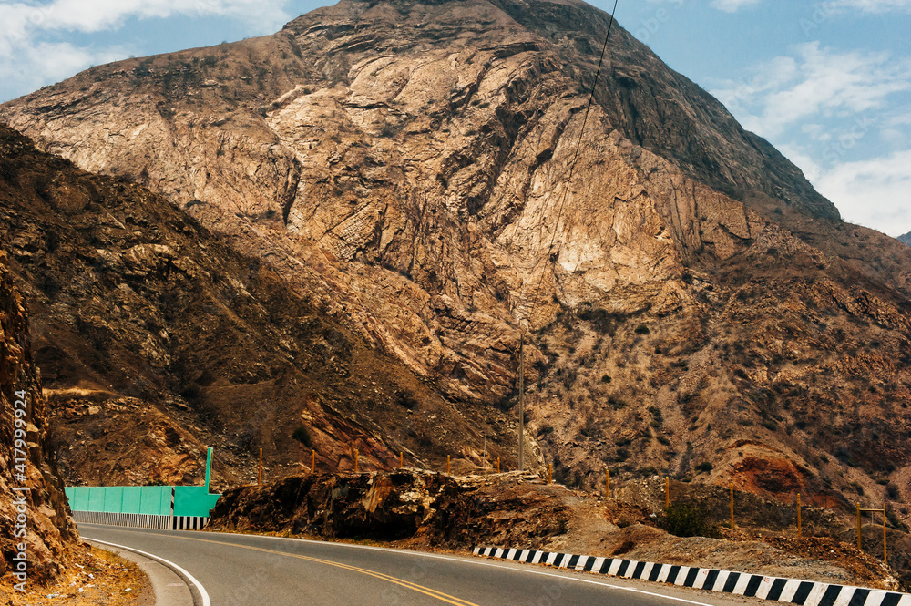 Photo Stock canyon road narrow path way for walking between steep rock ...