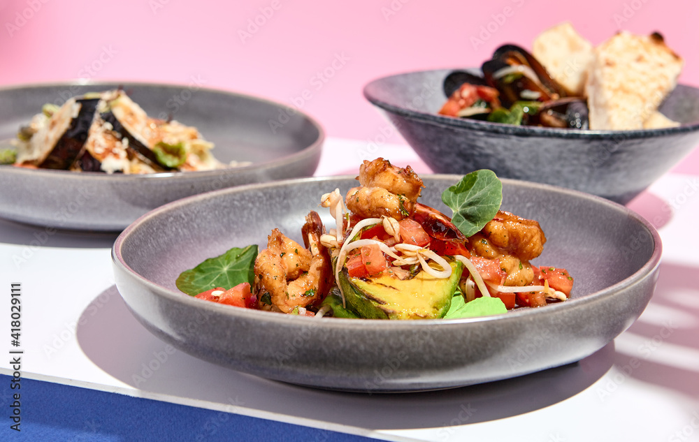 Foto de Stock Shrimp and Avocado Grill restaurant plate. Restaurant ...