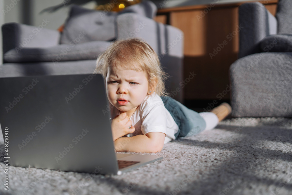 The girl's daughter looks at the laptop monitor.Favorite children's TV ...