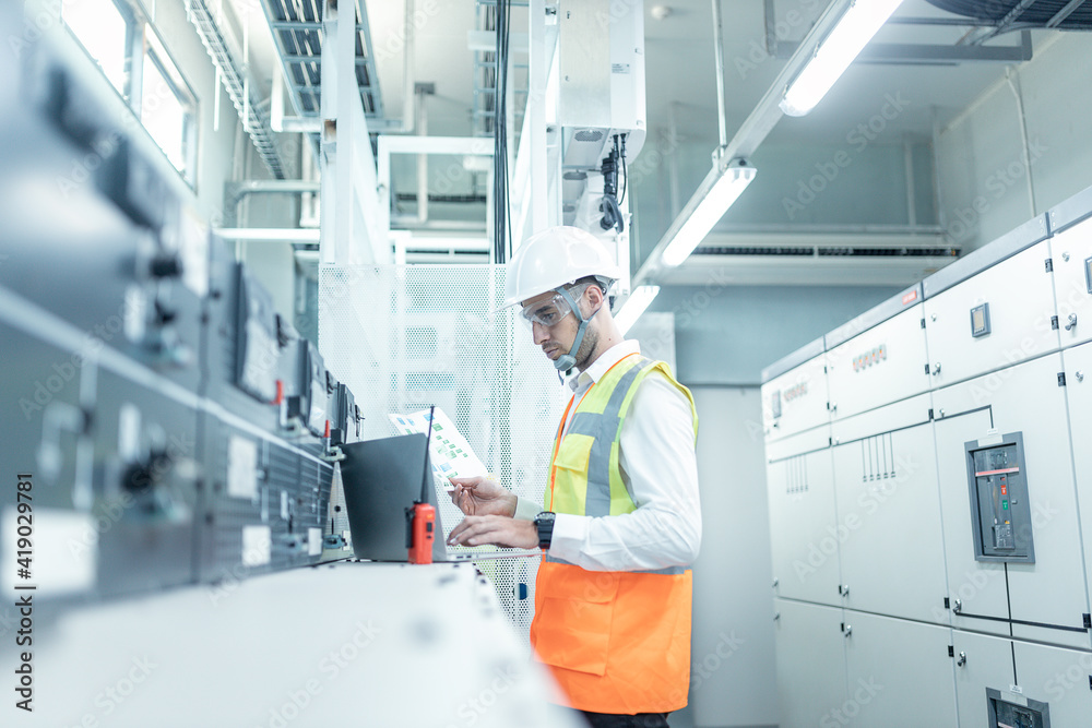 Foto de Stock Engineer electronic test setup system installations in ...