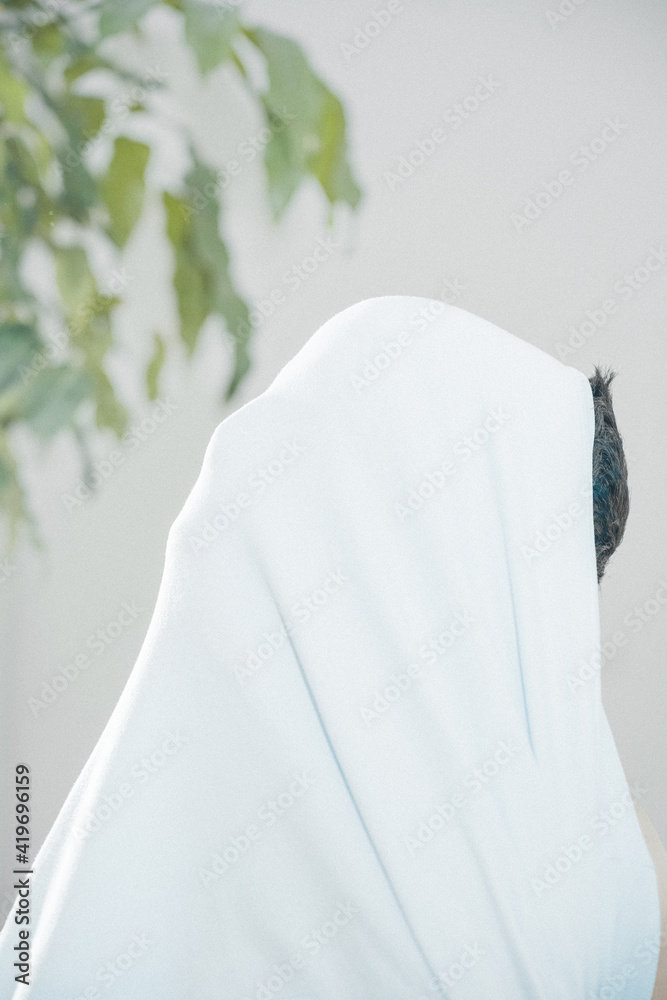 Retrato retro artístico con cara tapada Stock Photo | Adobe Stock