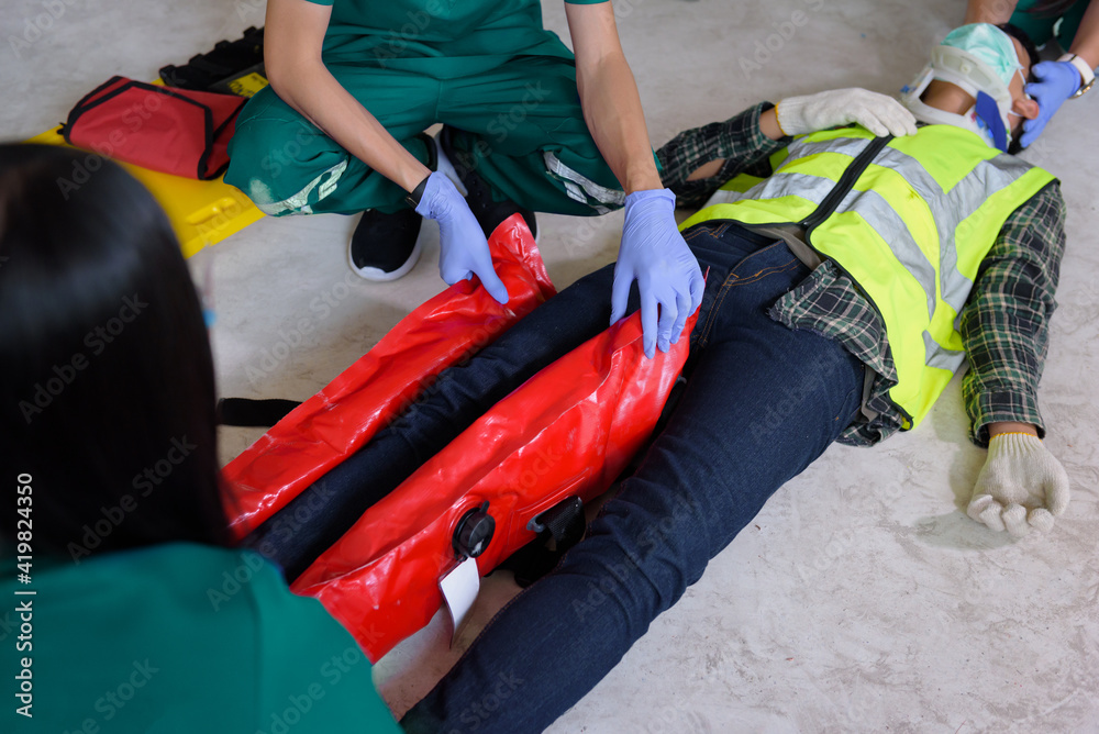 Photo Stock First aid for injuries in work accidents. Using the leg ...