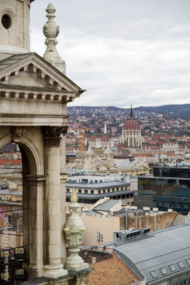 Panoramica, vista o skyline desde la catedral o basilica de San Esteban ...
