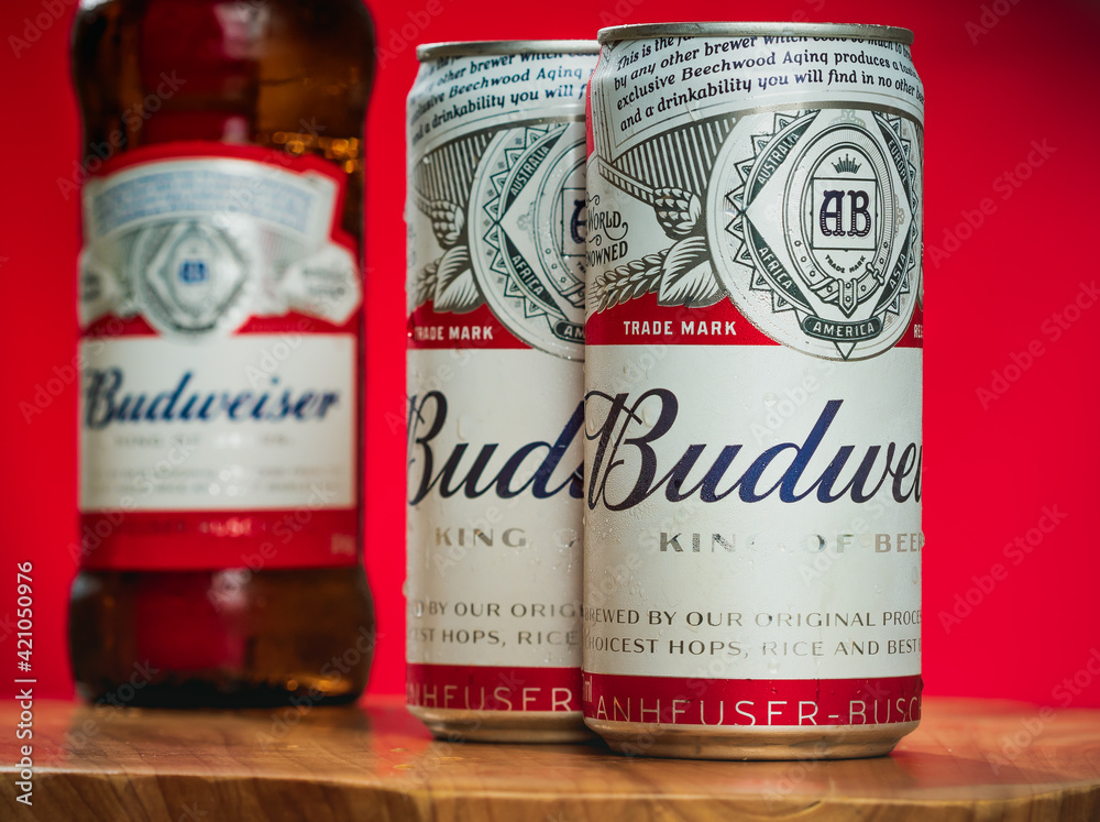Стоковое фото «Cerveja Budweiser. Latas e uma garrafa de cerveja da ...