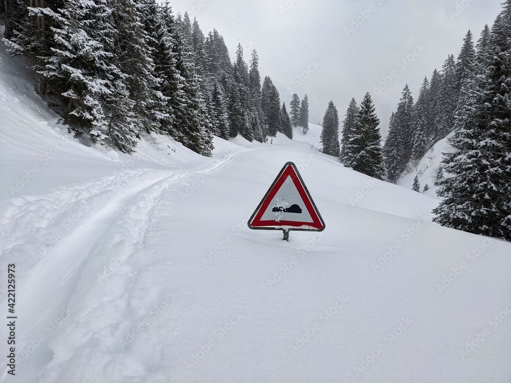 Photo Stock Heavy snowfall causes warning signs to sink into the pass ...