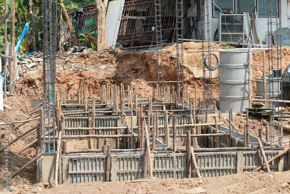 Construction of floor beams Construction using temporary wood logs ...