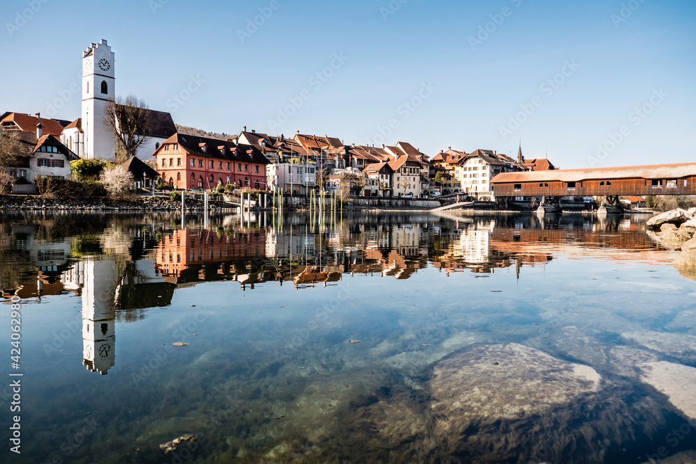 Büren an der Aare im Frühling, historische Altstadt mit Holzbrücke ...