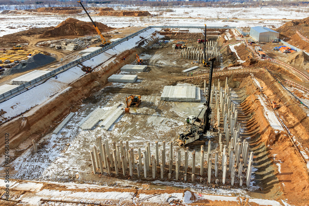Foto Reinforced concrete piles of new building, tower crane. Hydraulic ...