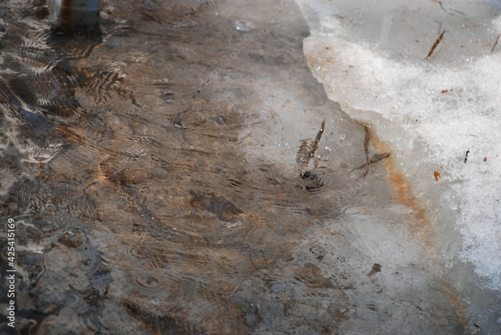 Foto A deep puddle in the snow with melted water. A wide and deep ...