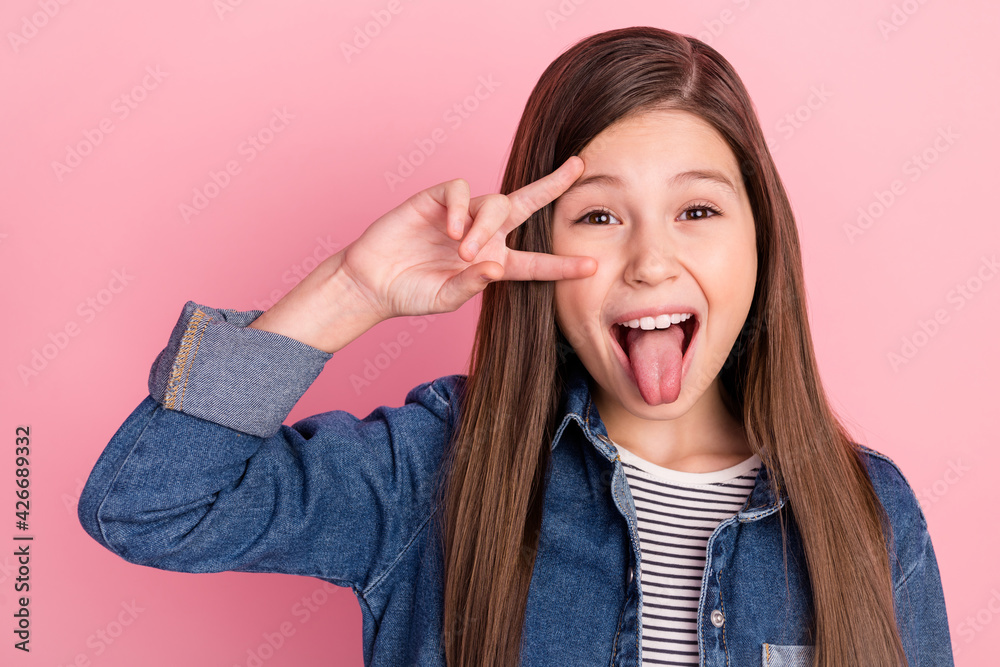 Photo portrait of little girl showing v-sign gesture smiling showing ...