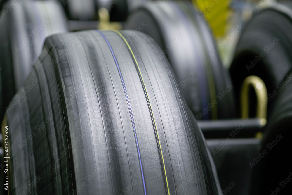 Foto Tyre manufacturing production in factory warehouse, Green tire ...