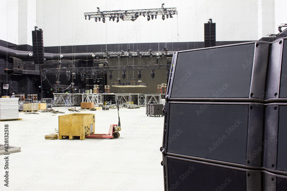Line array speakers. Stage, trusses, led screen and sound speakers ...