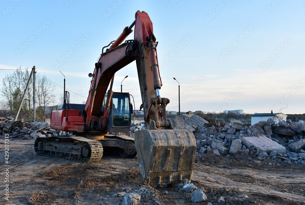 Excavator on demolition the old building. Backhoe the destruction of ...