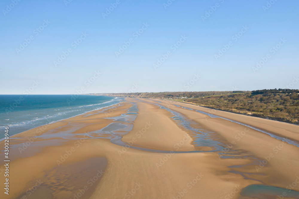 L'immense plage de Omaha beach en France, en Normandie, dans le ...