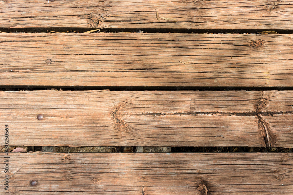 Superficie de madera desgastada vieja con tablas alineadas. Tablones de ...