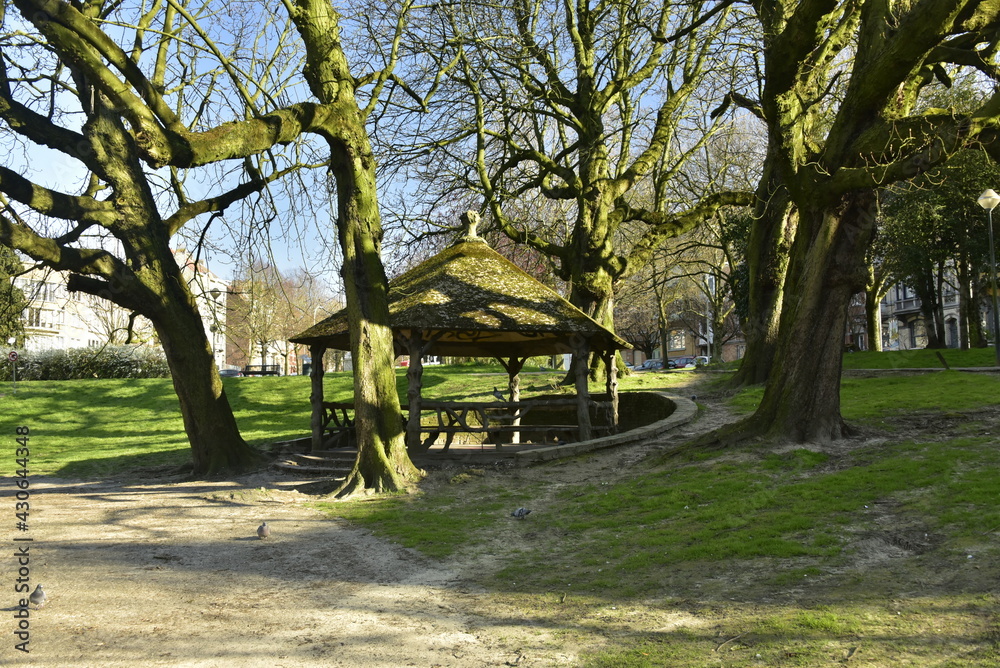 L'abris hexagonal en rocaille sous les marronniers majestueux du parc ...