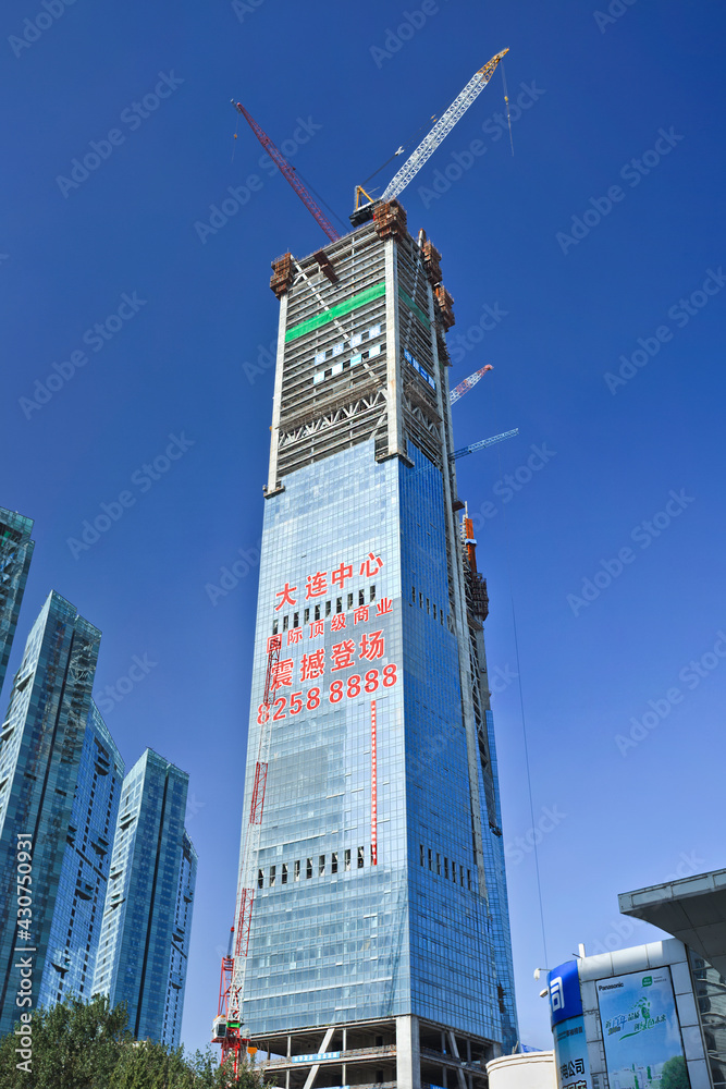 DALIAN-CHINA-OCT. 14, Skyscraper under construction in Dalian center ...