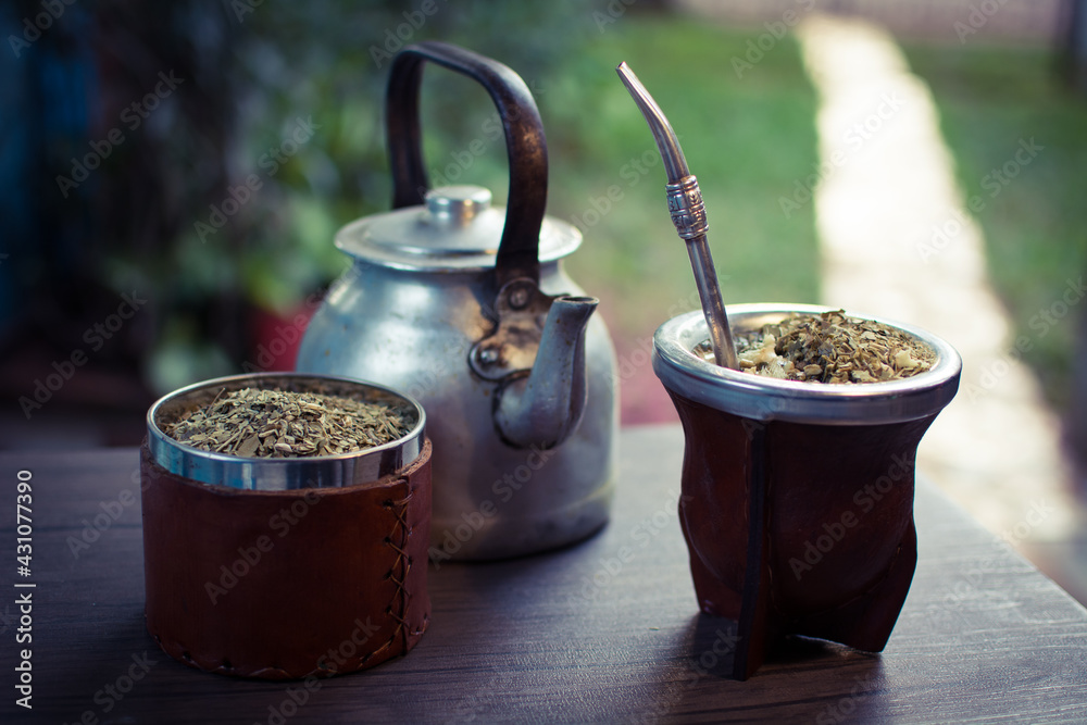mate tradicional argentino con una pava de acero y un recipiente de ...