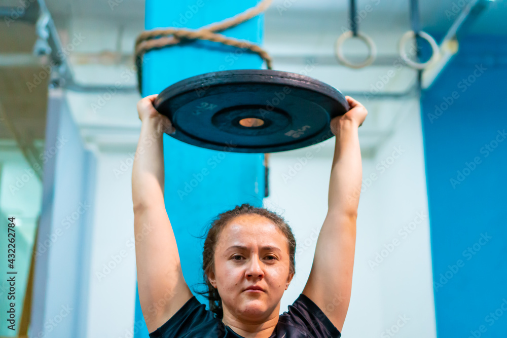 dwarf latina woman, achondroplasia, in the gym doing sit ups with ...