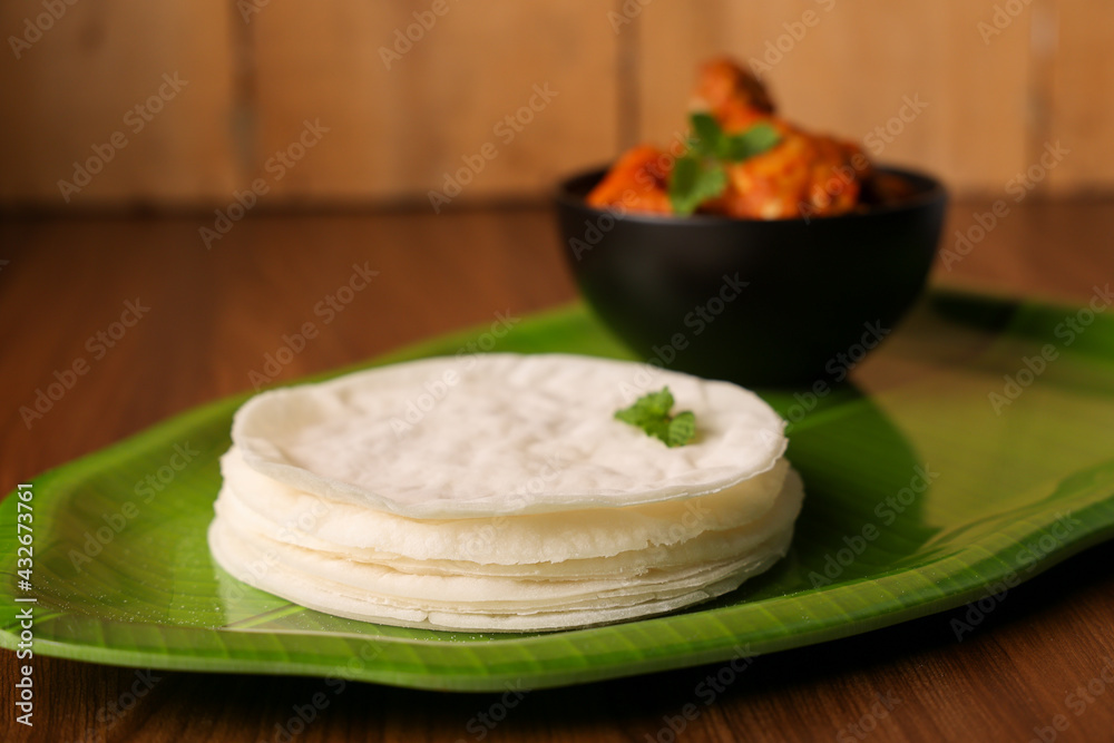 Fotografie Rice pathiri Pathir flat bread with spicy chicken curry ...