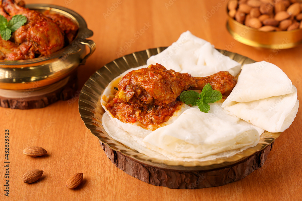 ภาพถ่าย Stock Rice pathiri flat bread with spicy chicken leg curry ...