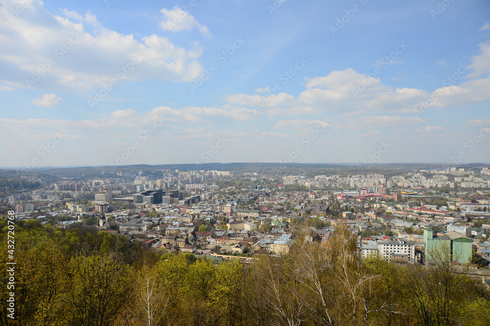 Stock-Foto „LVIV, UKRAINE - APRIL 17, 2019: People tourists at the top ...