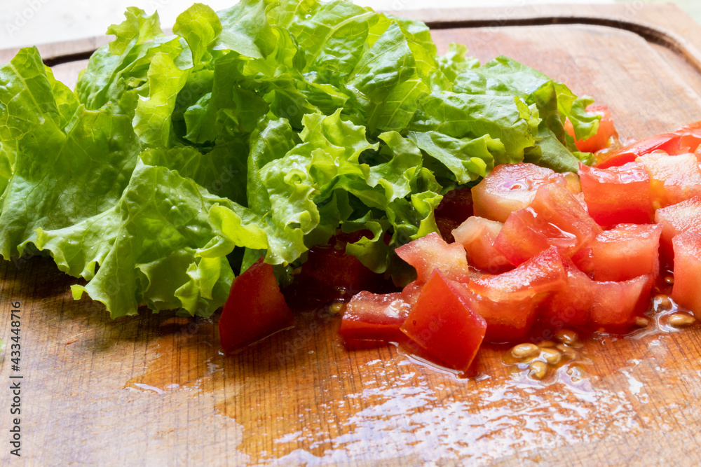 SALADA SIMPLES DE ALFACE COM TOMATE PICADO. Stock Photo | Adobe Stock