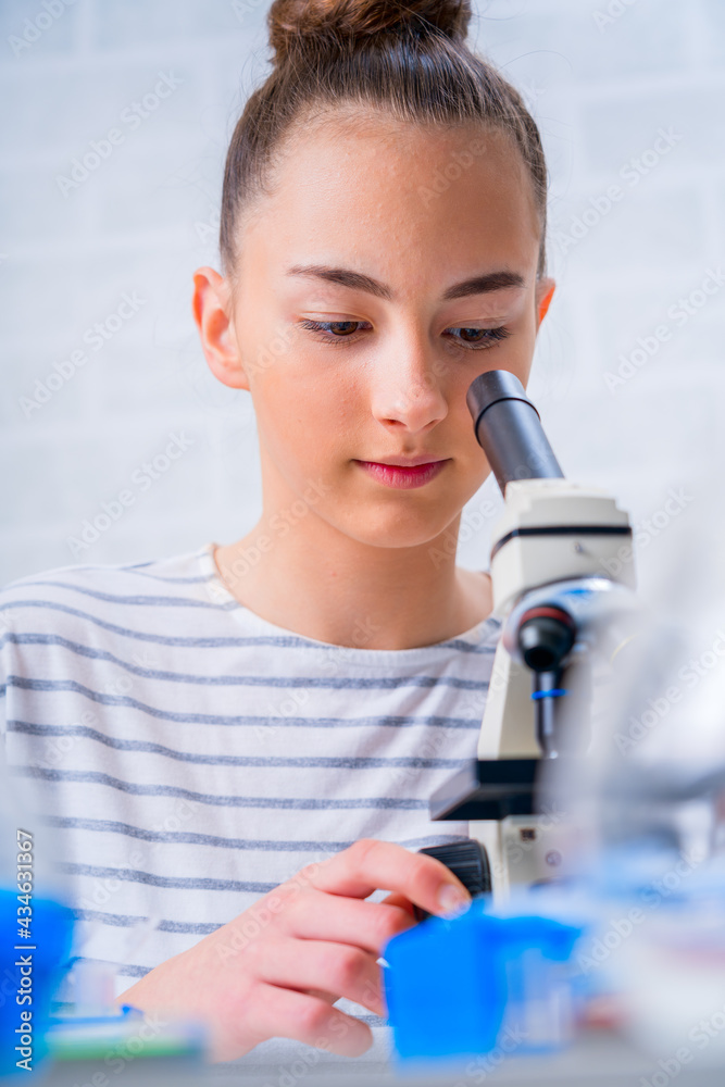 Stock-Foto „Teen girl student caring out experiments in chemistry class ...