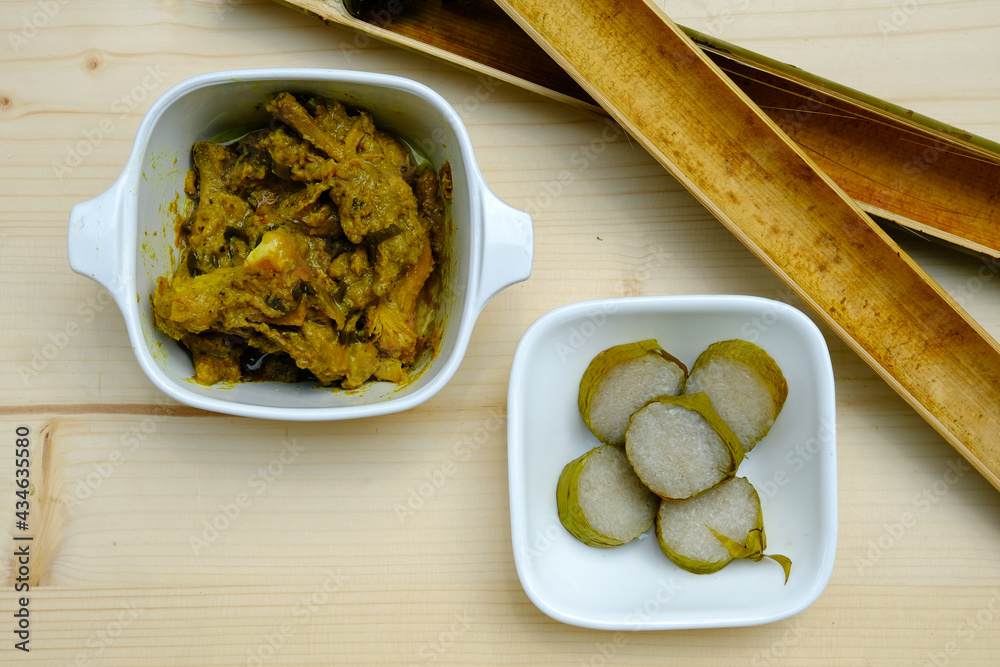 Foto stock di A picture of "lemang" serve with chicken "rendang" and ...